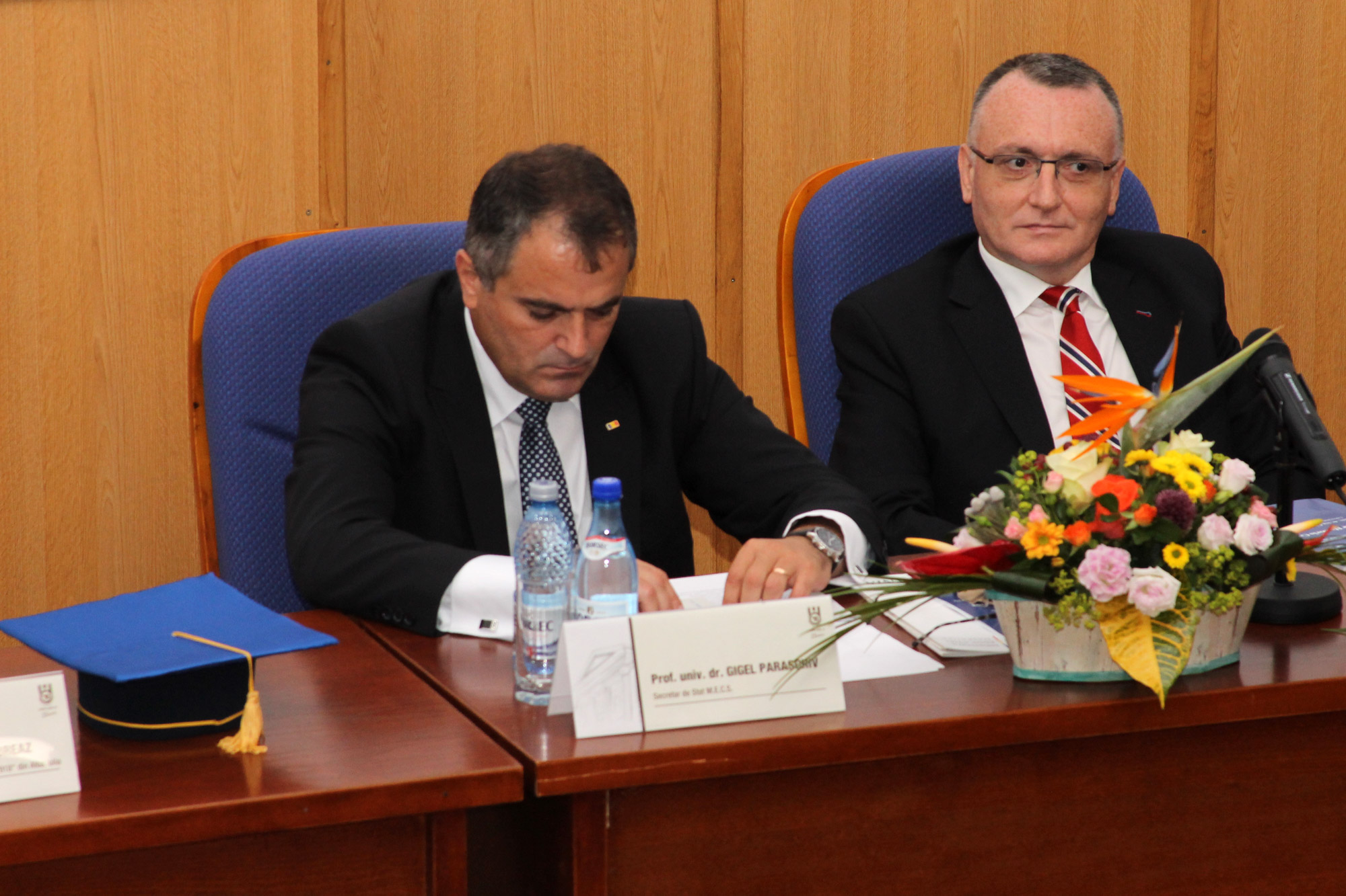 Un secretar de stat şi un director din Ministerul Educației, şefi în ...