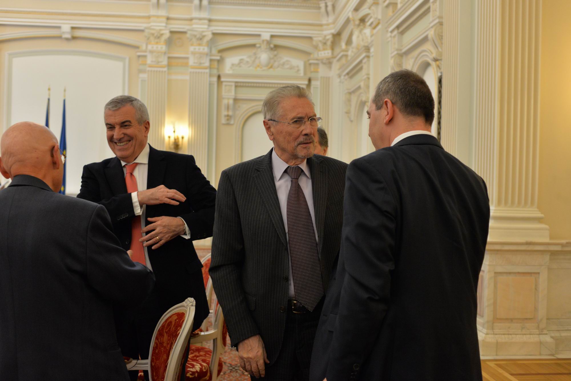 Levantul lui Emil Constantinescu. - Cine sunt specialiştii? - Strâng ...