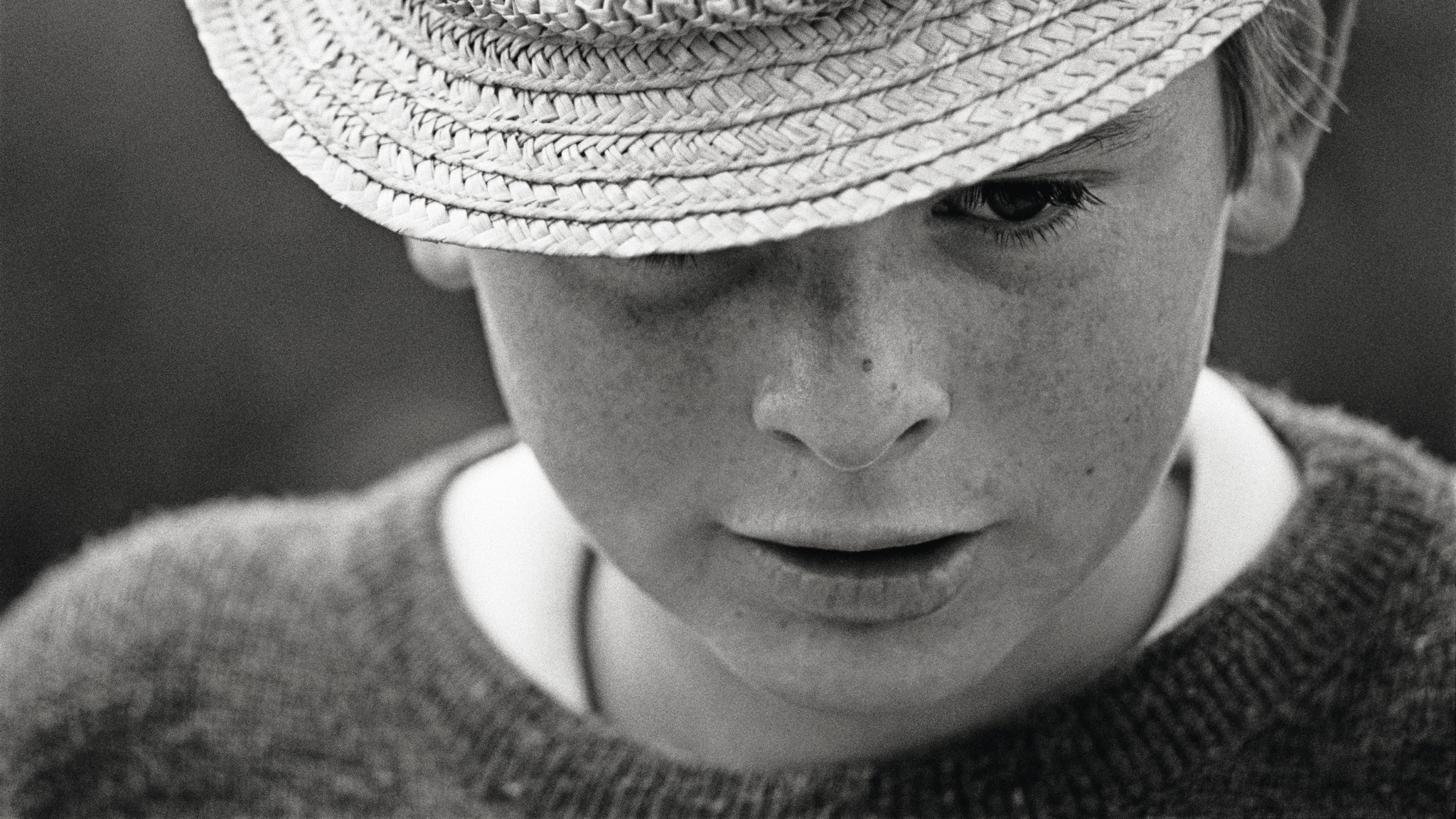 Albert cade, se ridică și alege să râdă